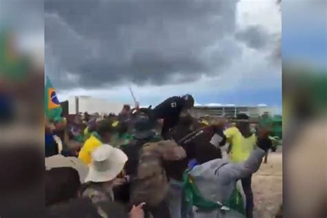 Vídeo policial é agredido por dezenas de bolsonaristas na Esplanada