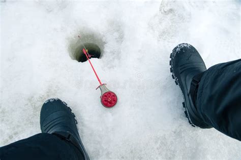 Vara De Pesca Para A Pesca Do Inverno No Gelo Que Espera Os Peixes B