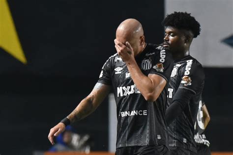 Maicon sente dor na coxa sai chorando e vira dúvida no Santos Camacho