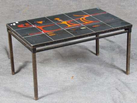 Table basse à structure en métal laqué noir le plateau en carreaux de
