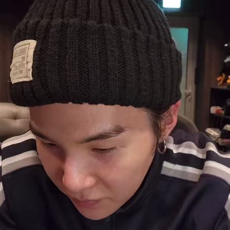 projita⁷ kinda ia on Twitter RT hourIyng YOONGI S REACTION TO THE
