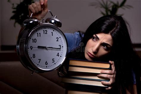 El Estudiante Joven Que Se Prepara Para Los Ex Menes En La Noche Imagen