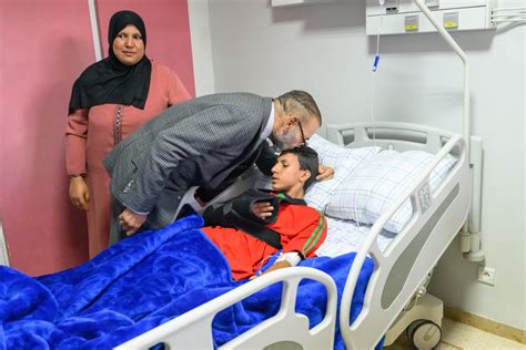 Revue du web Le roi Mohammed VI au chevet des blessés du séisme au CHU