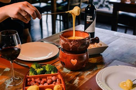 Noite Suíça em Gramado jantar de fondue musement
