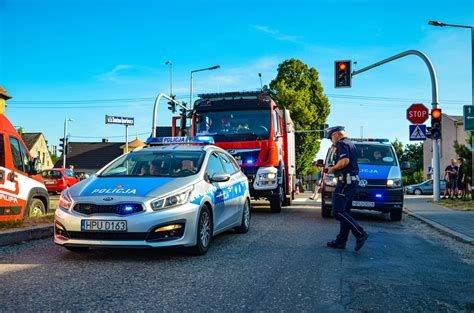 Samochód uderzył w betonowe ogrodzenie 2 osoby trafiły do szpitala