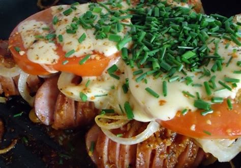 Kiełbasa grillowana z pomidorem i serem DoradcaSmaku pl
