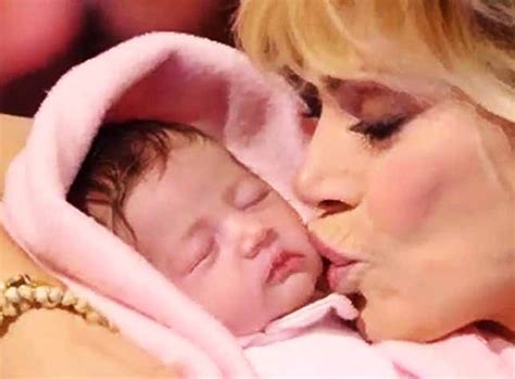 Carmen Russo Ed Enzo Paolo Turchi Portano La Figlia Maria In Tv A Soli
