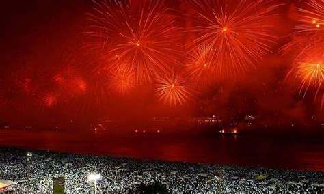 Multidão na Praia de Copacabana assiste a 16 minutos de fogos Jornal