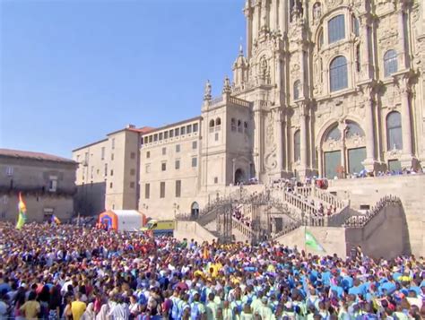 Doce mil jóvenes peregrinos conquistan Santiago de Compostela