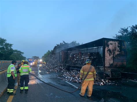 Camión que transportaba cervezas se incendia en autopista de Veracruz