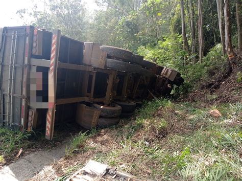 Motorista Perde O Controle E Carreta Tomba Na BR 470 Em Ibirama
