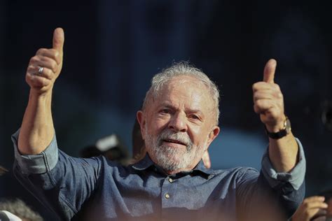Visão Lula da Silva anuncia candidatura presidencial para