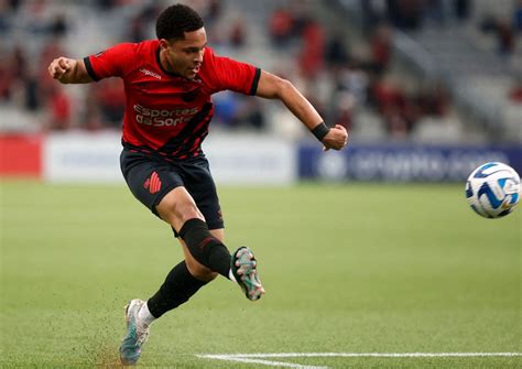Barcelona acerta a contratação de Vitor Roque por mais de R 200