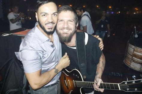 EGO Após fazer mistério Belo mostra novo sorriso em show em Aracaju