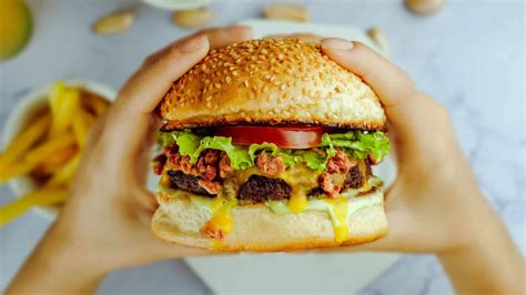 Aprenda como fazer um hambúrguer caseiro delicioso e suculento CenárioMT