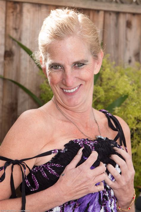 La mamie blonde Ray Lynn écarte son trou d amour après avoir dévoilé
