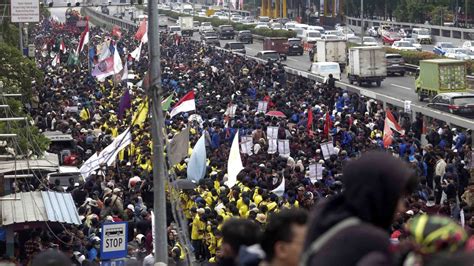 Ribuan Massa Demo Darurat Indonesia Di Depan DPR RI Vlix Id