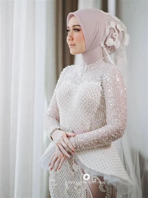 6 Potret Detail Busana Dan Makeup Dine Mutiara Istri Sahrul Gunawan Di