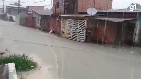 Chuva forte provoca alagamentos em vários bairros de Manaus Amazonas G1