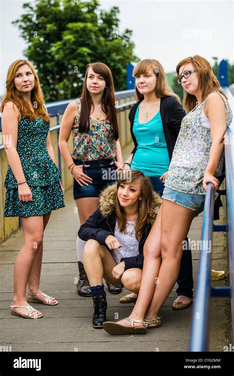 Eine Gruppe von fünf 5 jungen Heranwachsenden britisches Englisch