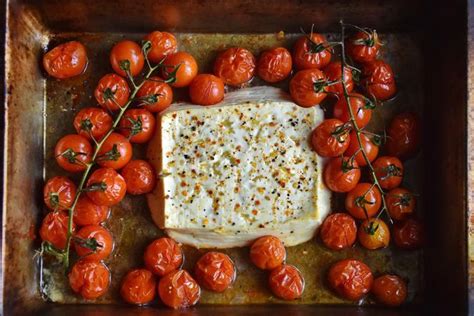 Makaron z pieczoną fetą i pomidorkami hitowy przepis z TikToka na Feta