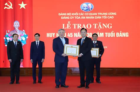 Đảng bộ TANDTC tổ chức Lễ trao tặng Huy hiệu 45 và 30 năm tuổi Đảng