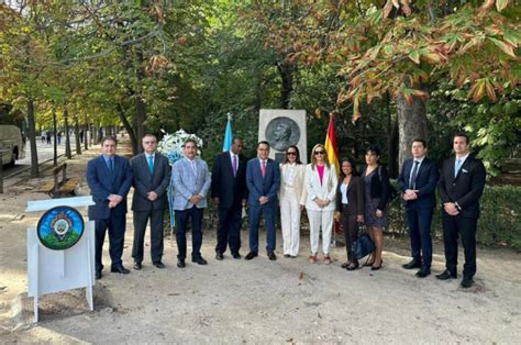 Cuerpo diplomático de Honduras en España coloca ofrenda floral en honor