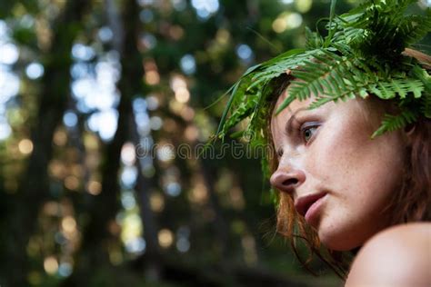 Mujer Desnuda Con Hierba De Helecho En El R O Del Bosque Imagen De