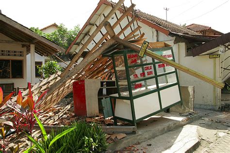 Yogyakarta 26 May 2006 Earthquake Damage To Buildings In The Center Of