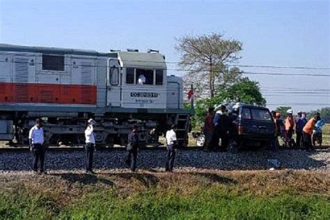Panther Ringsek Tertabrak Kereta Di Kediri 3 Orang MD Ngeri Bonsaibiker
