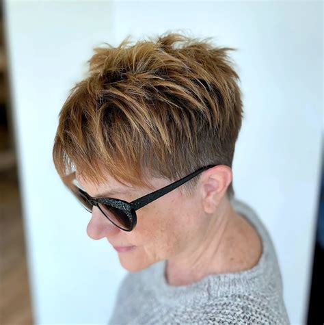 TOP 10 des coupes de cheveux avec frange effilée femme 60 ans la