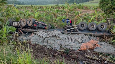 Motorista Morre Ap S Caminh O Sair Da Pista E Capotar S Margens Da Br