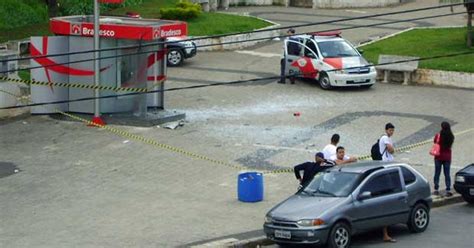 G1 Criminosos tentam arrombar caixa eletrônico em Cajamar SP