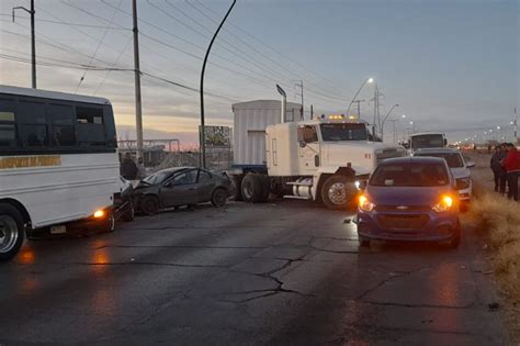 Tractocamión se queda sin frenos y provoca carambola en eje vial