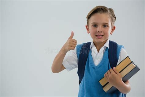 Retrato Do Menino De Escola Que Mostra Os Polegares Acima Imagem De