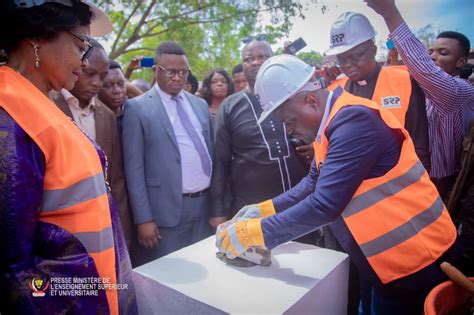 ESU Muhindo Nzangi pose la première pierre pour la construction et