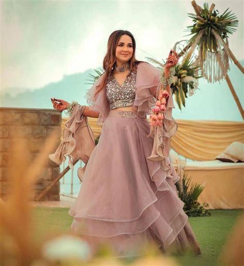 35 Mehndi Outfits For Brides To Be Mehndi Dresses That 46 OFF