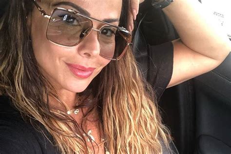 Viviane Araújo exibe corpão em dia na piscina e autoriza Pode dar zoom