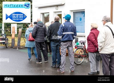30 Dicembre 2023 Sassonia Rietschen Le Persone Fanno La Fila Presso