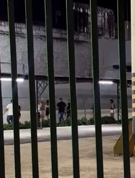 Policiais agridem homem e atiram para o alto na saída de boate Vídeo