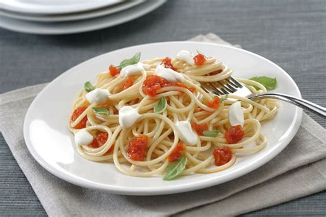 Espaguetis Con Salsa De Tomate Y Crema De Queso HCMN