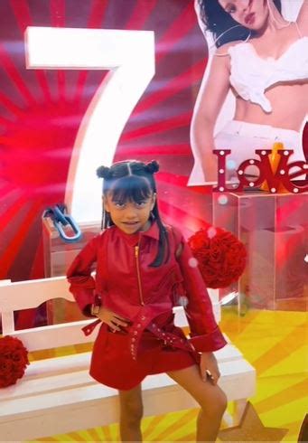 Niña celebra su fiesta de cumpleaños con temática de Rosalía El