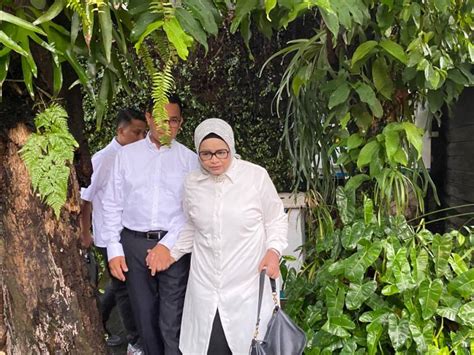 Anies Baswedan Didampingi Istri Berangkat Ke Lokasi Debat Capres