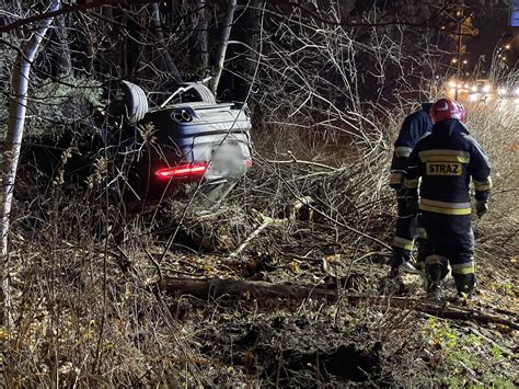 Dramatyczny wypadek na Białołęce Dachowało porsche z ciężarną kobietą