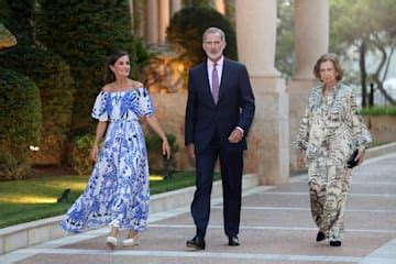 Los Reyes Junto A Do A Sof A Reciben A La Sociedad Balear En El