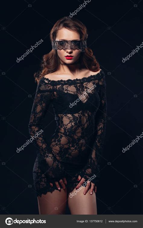 Sexy Mädchen in schwarzen Dessous auf schwarzem Hintergrund Erotik