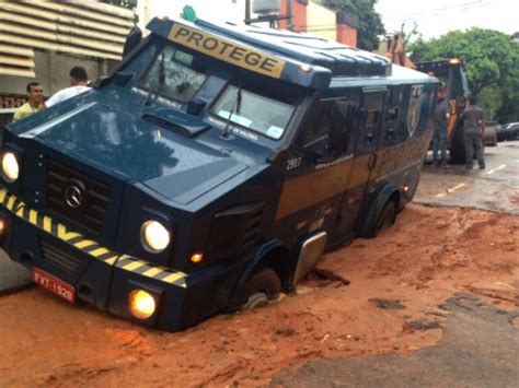 G1 Rua Cede E Carro Forte Afunda Em Barro No Centro De Rio Branco