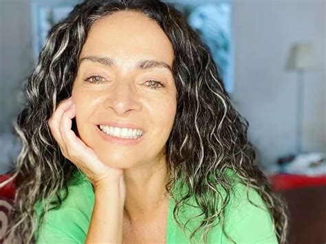 Sucesso em Vai na Fé Claudia Ohana exibe corpo de boneca em selfie