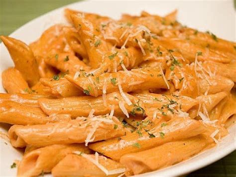 Pennes en sauce crémeuse aux tomates et à la vodka Recette Ptitchef