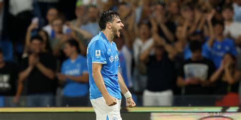 Gazzetta Kvaratskhelia c è il rinnovo ancora no Il Napoli è pronto